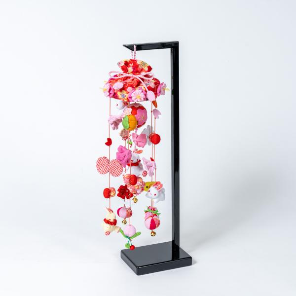 お雛様と一緒に飾れる可愛い吊るし雛です。ひな人形に添えて飾ってお部屋を華やかに演出できます。※手作り品のため、模様の出方など写真と若干異なる場合がございます。あらかじめご了承ください。【つるし雛について】江戸時代において、高価な雛飾りを購入...