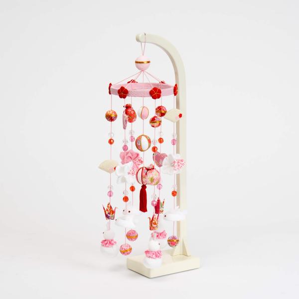 お雛様と一緒に飾れる可愛い吊るし雛です。ひな人形に添えて飾ってお部屋を華やかに演出できます。※手作り品のため、模様の出方など写真と若干異なる場合がございます。あらかじめご了承ください。【つるし雛について】江戸時代において、高価な雛飾りを購入...