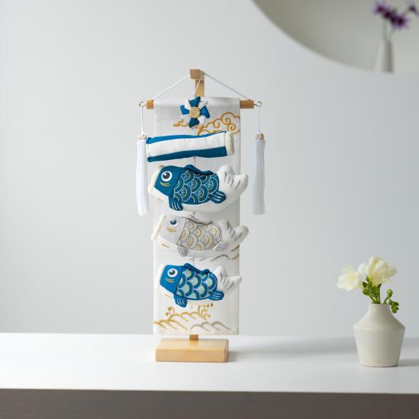 丸みを帯びたシルエットが可愛らしく、温かみが感じられる鯉のぼりです。五月人形の横に一緒に飾る脇飾りとしても華やかでおすすめです。ナチュラルなスタンドは子供部屋やお洒落なリビングなど、どんなお部屋にも馴染みます。※手作り品のため、模様の出方な...
