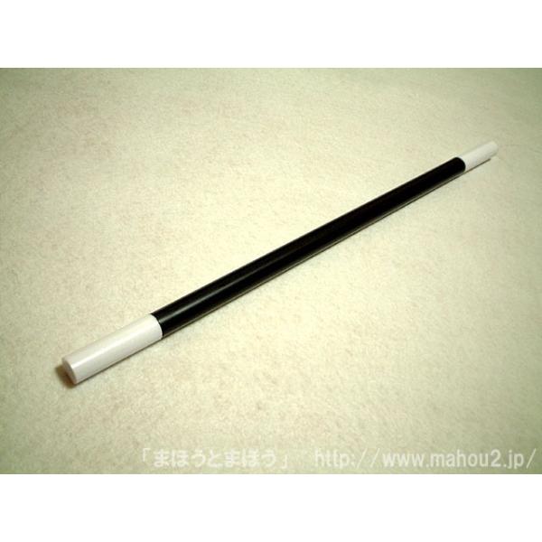 マジック用パウダーを密かに入れる事ができる特製ウォンドです。キラキラと魔法の粉（ラメ）を舞い散らせる事もできます。