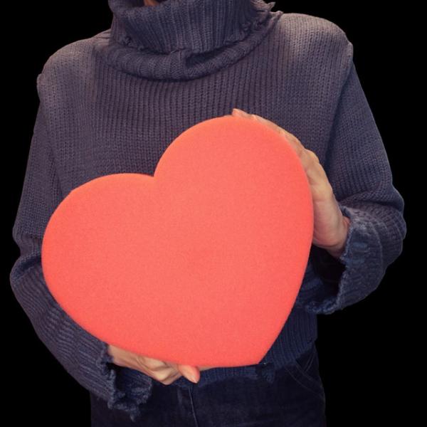 大迫力の巨大なハートスポンジ！・動画のように、「何かをハートスポンジに変化させる」・「ハートのA」としてカード当ての演出に・プロダクションマジックで「取り出し用の大きなハート」として等、色々使える巨大なハート型スポンジです。クロースアップで...