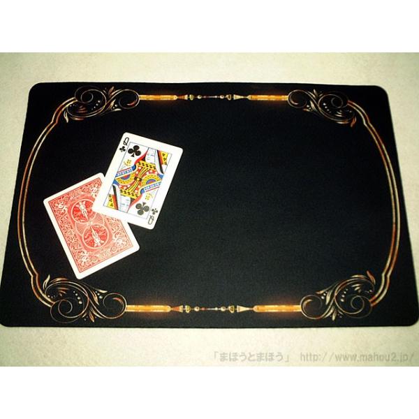 カードやコイン等、テーブルマジック用のマット。（手品用クロースアップマット）折り畳み可能で携帯性、耐久性に優れたマットパッドタイプです。テーブルマジックの必需品です。表面が滑らないのでカードをスムーズに扱えます。コインマジックでも効果を発揮...