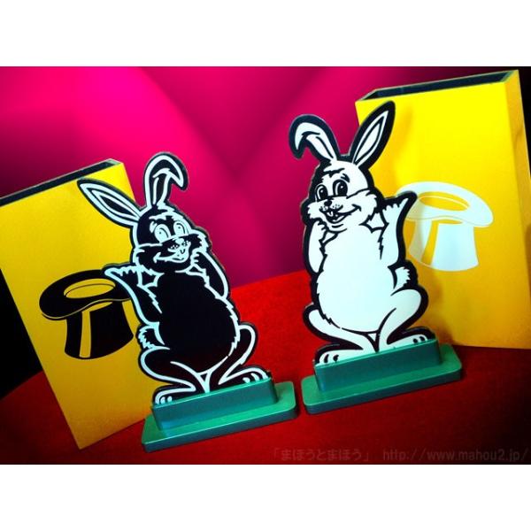 楽しいうさぎのマジックショー！あなたと観客のやりとりに笑いが巻き起こるコメディマジックの大傑作！遠くからでもよく見える大型で出来の良いヒッピティホップラビットに当店だけの丁寧なカラー説明書をお付けします。超おすすめ品！楽しいやりとりが観客に...