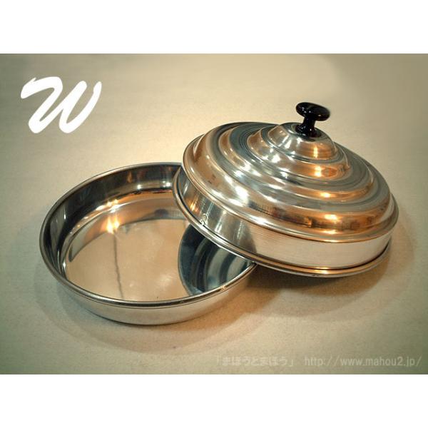 ステージマジシャン必須！　応用無限のマジックパン（ダブパン）シリーズこのダブル・マジックパンは、標準的なマジックパンでできる手品の全てができ、さらにそれらのトリックを２回連続で行えるダブルギミック仕様のタイプです。ここでは基本説明は省略し、...