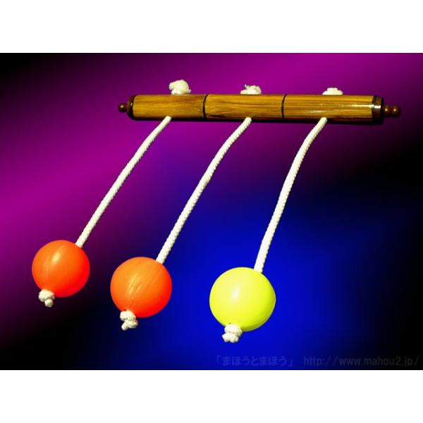 棒にぶら下がったボールが右へ左へと瞬間移動！？タネが分かったと観客は笑いますが意外な展開に・・・！コメディーマジックの大傑作。誰でも簡単にできます。・輸入品　・解説書：まほうとまほう・棒の長さ：　約４２cm　　・ボールの直径：　約７cm　　...