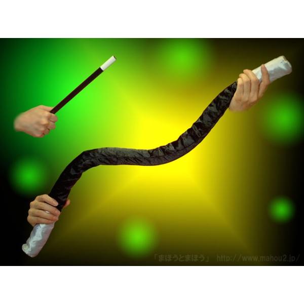 「魔法でヘビを出しまーす。　えい！」　と小さなステッキを振ると「あれれ！？」　ステッキが大きなヘビになっちゃいます・・・！？小さな杖が一瞬で蛇の様な巨大ステッキに変化してしまう笑えるマジックです。しかもこのステッキ（布＆スプリング製）がグニ...