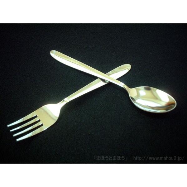 予想外のスプーンマジック！「スプーン曲げ手品」かと思いきやスプーンがフォークになってしまいます！笑えるけどスゴイ！　もちろん調べてもただのフォークです。他のスプーン手品とも色々組み合わせて楽しいスプーンマジック手順を考えてみて下さい。もちろ...