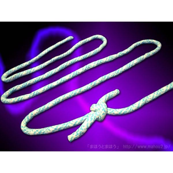 ロープを切った結び目が移動していき、解くとその位置が切れ目になっているのです！最後は切ったロープが完全に元通り１本のロープへと復元してしまいます！ステージを大きく使って演じるロープマジックの傑作。演技時間が比較的長いので、このマジックだけで...