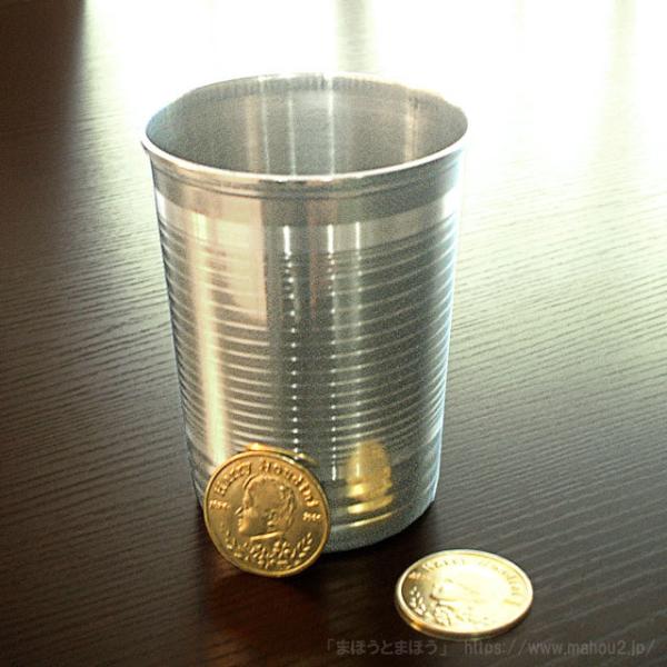 空中から次々とコインを取り出してはカップの中に入れていく・・・ステージコインマジックの花形とも言える人気の「マイザーズドリーム（お金持ちの夢）」が手軽にできる用具です。準備も難しいテクニックも不要ですので、ステージでのコインマジックを「難し...