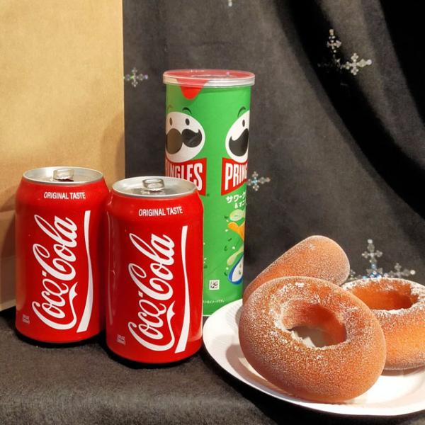 空っぽの紙袋からドーナツが次々と３個も出現！さらに缶コーラが２本出現し、最後には長いポテトチップスの缶まで出てきます！必要な仕掛けの道具が全て付属します。◆セット内容： ・手品用スポンジのドーナツ（【ウルトラドーナツ】）３個・特殊素材のコー...