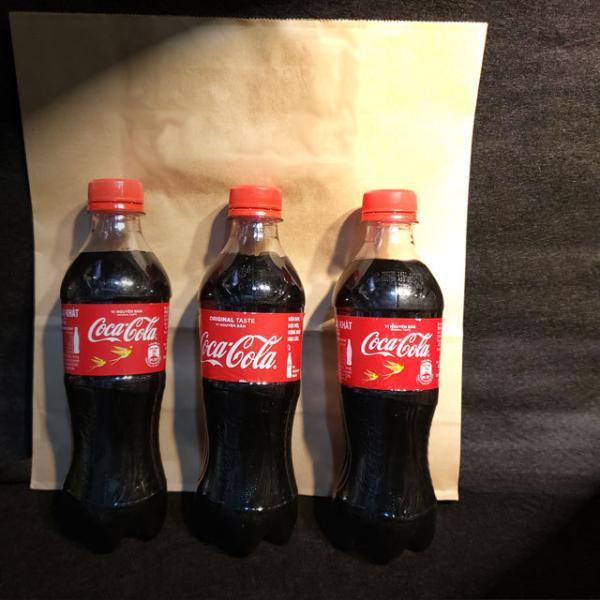 空っぽの紙袋からペットボトルのコーラが次々と３本も出現！紙袋以外にも各種プロダクションマジック用具からの取り出し用ペットボトルとしても使えます。（※動画手順最後の本物のコーラボトルや缶コーラは付属しません。）仕掛け付きの紙袋がセットに付属し...