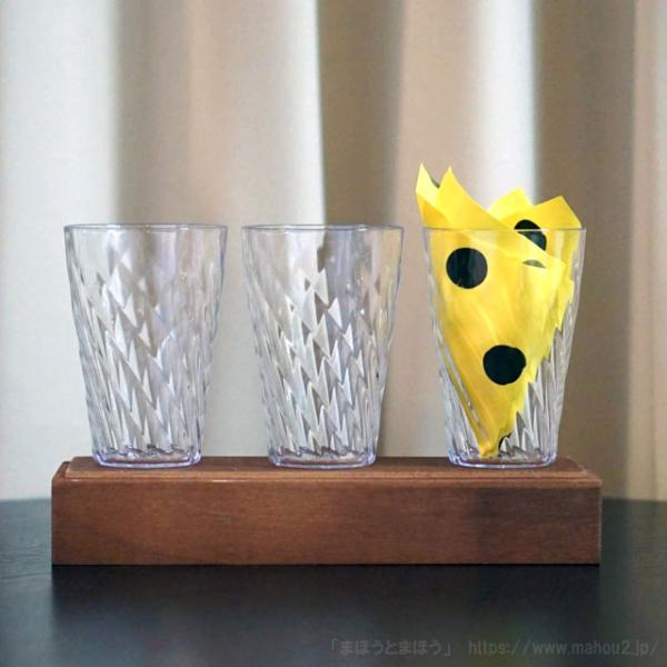 ハンカチがグラスからグラスへ瞬間移動！？「タネが分かった！」と思ったら・・・意外な展開に！笑いと意外性のマジックをお手頃価格で！タネがバレバレ笑！・・・と思わせておいて最後に意外な展開が待っている、【モンキーバー】と似た演技ができるマジック...