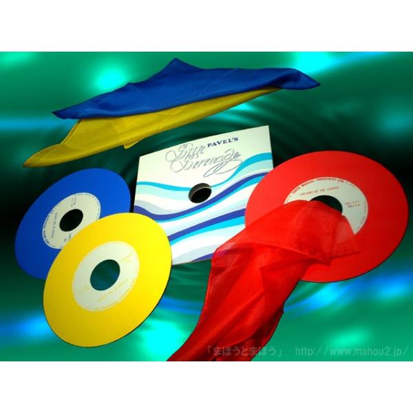 ３枚の黒いレコードが３色のハンカチと同じ色に次々と変色していきます。レトロな題材が趣のある傑作マジック。色変わりレコードなどの名称で昔から人気のある古典名作マジックの一つです。カラフルで華やか。現象が単純で分かりやすい。他のシルクマジックと...