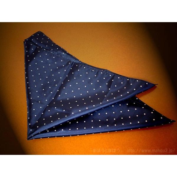 小物が簡単に消せる！　現れる！　変化する！他にも様々な事ができるマジシャンの秘密のハンカチです。準備なしでポケットから取り出してすぐに使える手軽な手品用品。応用範囲の広い、マジシャンのハンカチです。トランプやコイン、指輪、ボール、腕時計など...