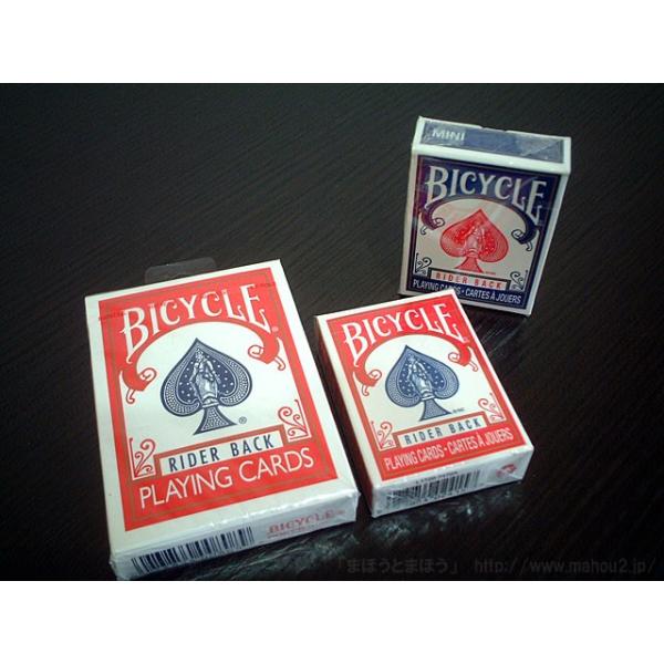 ミニサイズのバイスクルトランプです。面積は１／２サイズ。以前のものより少し厚くなり、デザインもレギュラーのバイスクルに近くなった新タイプです。裏色 ［赤 / 青］