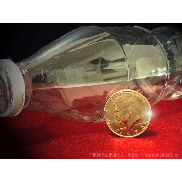 入るはずがない！コインがボトルの中に飛び込んでしまう手品。その場にあるボトルや空きビンを使う事ができますので、即席感があり、ちょっとしたパーティーや飲み会などでも大いに活躍します。当店だけの丁寧なカラー説明書付で安心です。コインをボトルの底...