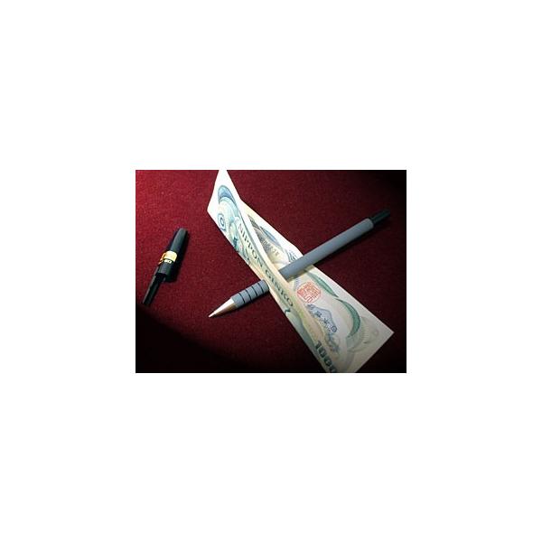 札にボールペンを突き刺します。 しかしお札の穴は一瞬にして消えてしまいます！通り抜けるのは紙幣だけではありません！トランプ、名刺、ハンカチ、洋服・・・と、何でも通り抜けてしまいます！少し練習が必要ですが、自在に扱えるようになるにつれてどんど...