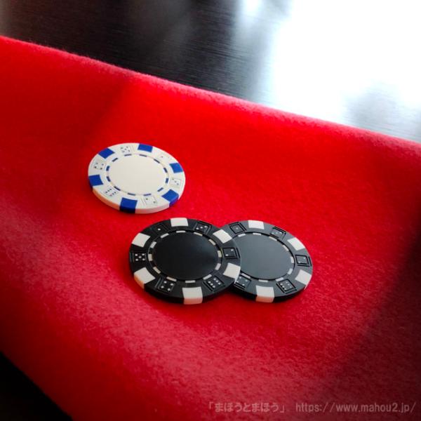 ブラックプールマジックコンベンションで即完売したという人気マジック！「ポーカーチップがどちらの手にあるか？」を当てるというシンプルな現象ながら、以下の特徴により非常に「使える」優秀なマジックとなっています。-The Twins-・演技前も後...