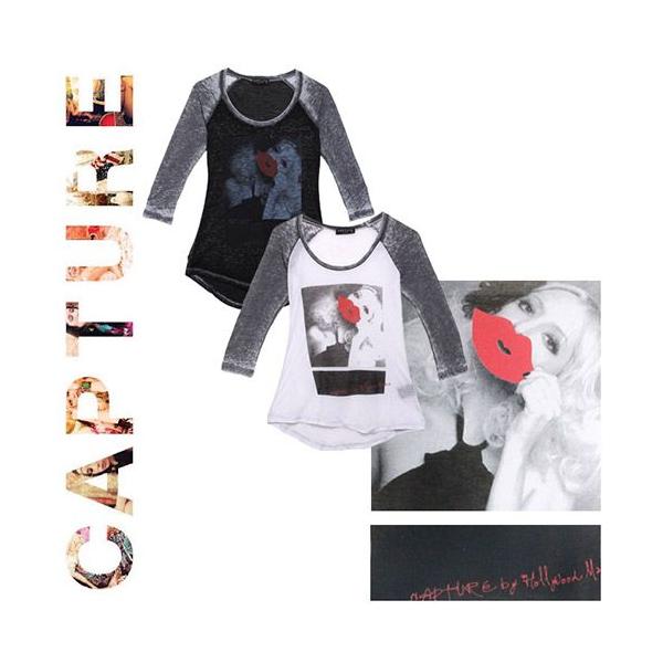 【商品名】キャプチャー バイ ハリウッド メイド CAPTURE by Hollywood Made Tシャツ パッカーアップ ベースボール◇ ケミカル風カラー×七分丈ラグラン袖がこなれカジュアル☆◇ モノクロ写真に真っ赤な指し色プリントが...