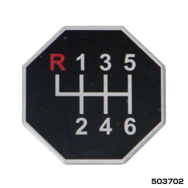 直径約30ｍｍの８角形シフトパターンステッカー。（アルミ製プレート/裏面両面テープ付き）両面テープ付きでお好きな場所に使用できます。1個入り。またサイズとしてはJETイノウエ製8角シフトノブの先端にピッタリサイズになっています。（約30mm...
