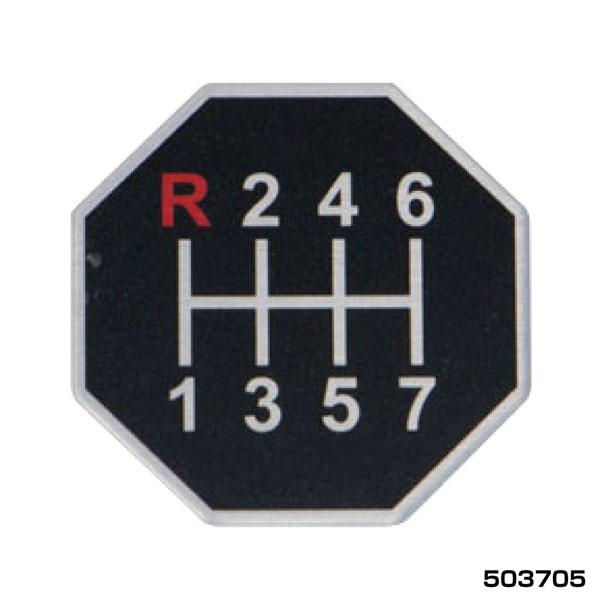 直径約30ｍｍの８角形シフトパターンステッカー。（アルミ製プレート/裏面両面テープ付き）両面テープ付きでお好きな場所に使用できます。1個入り。またサイズとしてはJETイノウエ製8角シフトノブの先端にピッタリサイズになっています。（約30mm...