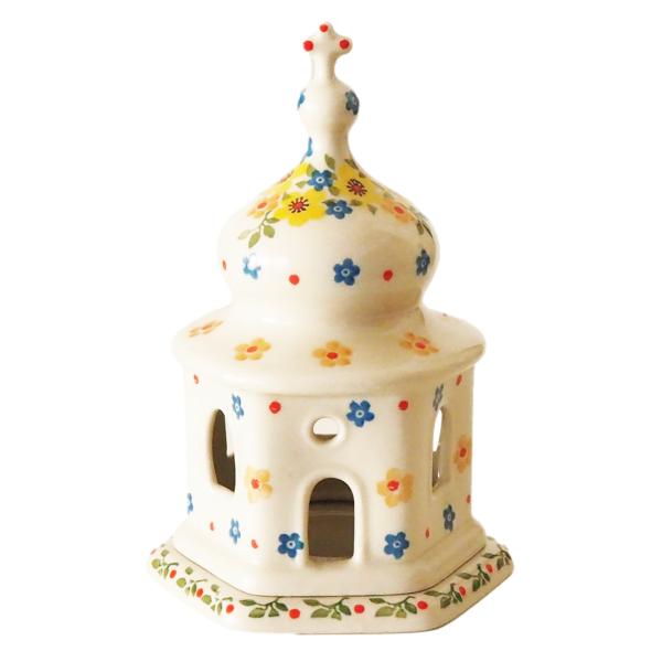 教会型のキャンドルホルダーです。日中はオブジェとして飾って頂き、夜は受け皿部分にティーキャンドルをのせて…。優しく灯される光がとても綺麗です。サイズ：幅11.5cm 高さ17cm (受け皿約高さ１cm）