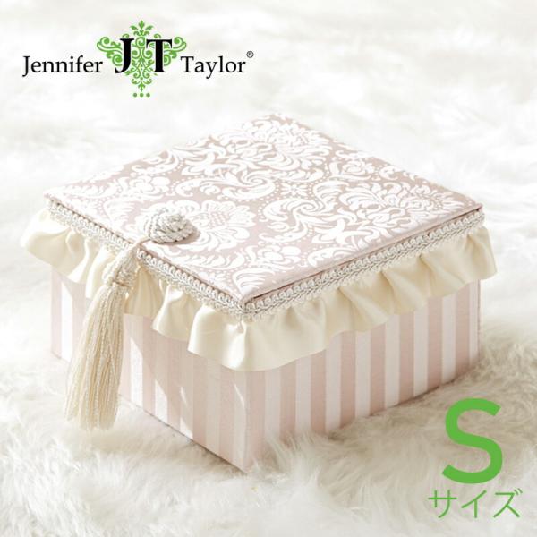 ■JenniferTaylor（ジェニファーテイラー)アメリカ発のデザイナーズブランド。ゴージャスかつエレガントなファブリックが特徴で、ソファ、クッション、ダストボックスなど、同じ生地でデザインされたシリーズインテリアも豊富です。シリーズに...