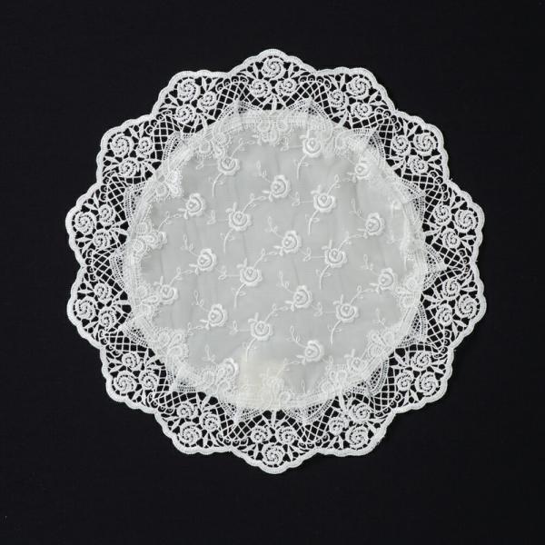 クラシカルな刺繍が美しいレース。敷くだけで空間に高級感と華やぎを演出します。▼サイズφ40▼材質(生地)ポリエステル100％(刺繍上糸)レーヨン100％(刺繍下糸)ポリエステル100％▼生産国中国▼配送方法クリックポスト(郵便受けに配達)※...