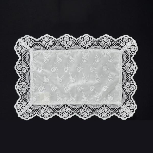 クラシカルな刺繍が美しいレース。敷くだけで空間に高級感と華やぎを演出します。▼サイズ幅50cm 奥行35cm▼材質(生地)ポリエステル100％(刺繍上糸)レーヨン100％(刺繍下糸)ポリエステル100％▼生産国中国▼配送方法クリックポスト(...