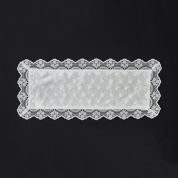 クラシカルな刺繍が美しいレース。敷くだけで空間に高級感と華やぎを演出します。▼サイズ幅80cm 奥行35cm▼材質(生地)ポリエステル100％(刺繍上糸)レーヨン100％(刺繍下糸)ポリエステル100％▼生産国中国▼配送方法クリックポスト(...