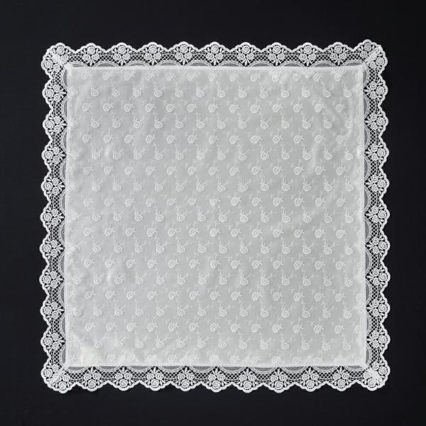 クラシカルな刺繍が美しいレース。敷くだけで空間に高級感と華やぎを演出します。▼サイズ幅85cm 奥行85cm▼材質(生地)ポリエステル100％(刺繍上糸)レーヨン100％(刺繍下糸)ポリエステル100％▼生産国中国▼配送方法クリックポスト(...