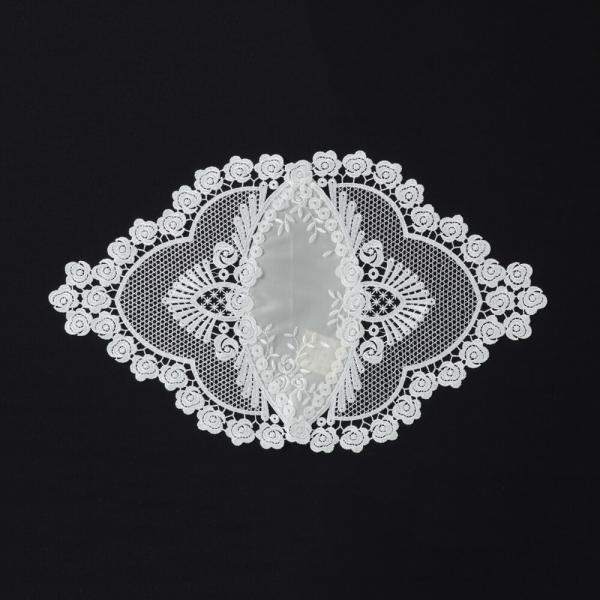 クラシカルな刺繍が美しいレース。敷くだけで空間に高級感と華やぎを演出します。▼サイズ幅50cm 奥行35cm▼材質(生地)ポリエステル100％(刺繍上糸)レーヨン100％(刺繍下糸)ポリエステル100％▼生産国中国▼配送方法クリックポスト(...