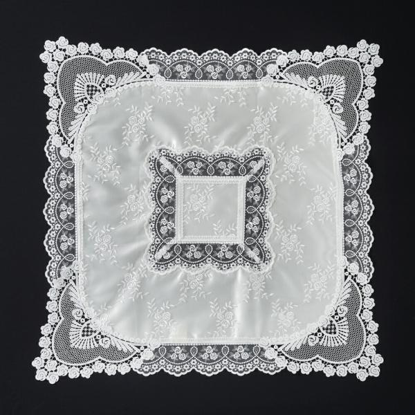 クラシカルな刺繍が美しいレース。敷くだけで空間に高級感と華やぎを演出します。▼サイズ幅85cm 奥行85cm▼材質(生地)ポリエステル100％(刺繍上糸)レーヨン100％(刺繍下糸)ポリエステル100％▼生産国中国▼配送方法クリックポスト(...