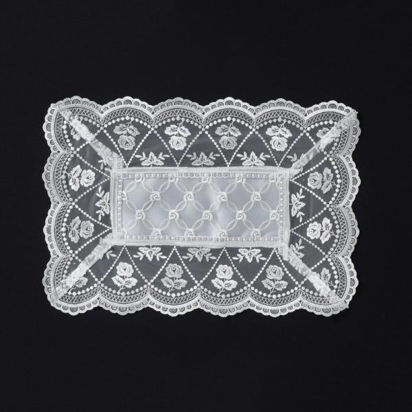 クラシカルな刺繍が美しいレース。敷くだけで空間に高級感と華やぎを演出します。▼サイズ幅50cm 奥行35cm▼材質(生地)ポリエステル100％(刺繍上糸)レーヨン100％(刺繍下糸)ポリエステル100％▼生産国中国▼配送方法クリックポスト(...