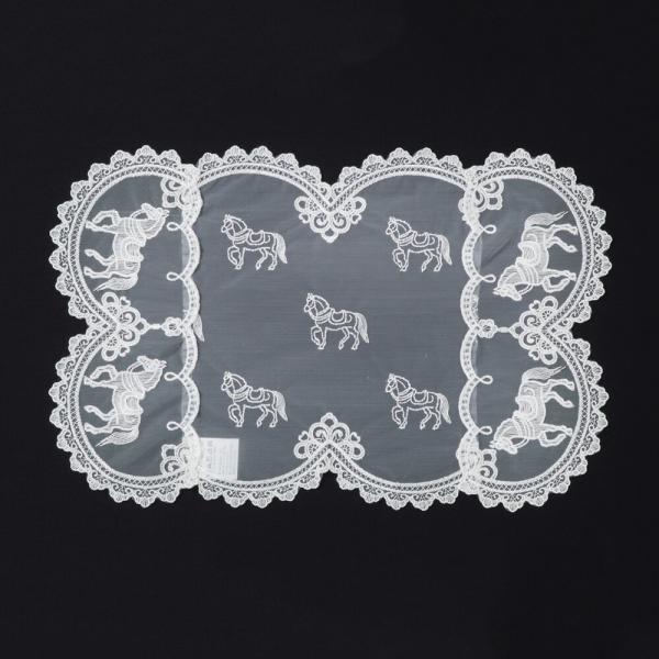 クラシカルな刺繍が美しいレース。敷くだけで空間に高級感と華やぎを演出します。▼サイズ幅50cm 奥行35cm▼材質(生地)ポリエステル100％(刺繍上糸)レーヨン100％(刺繍下糸)ポリエステル100％▼生産国中国▼配送方法クリックポスト(...