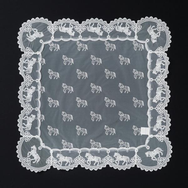 クラシカルな刺繍が美しいレース。敷くだけで空間に高級感と華やぎを演出します。▼サイズ幅85cm 奥行85cm▼材質(生地)ポリエステル100％(刺繍上糸)レーヨン100％(刺繍下糸)ポリエステル100％▼生産国中国▼配送方法クリックポスト(...
