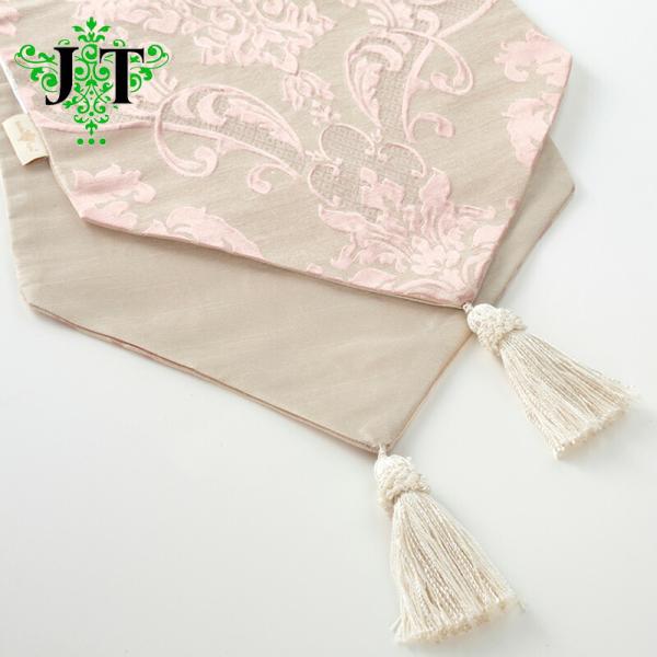 ■ジェニファーテイラーとはアメリカ発のデザイナーズブランドで、ゴージャスでエレガントなファブリックが特徴です。同じ生地を使ったソファやクッション、ダストボックスなど、豊富なインテリアアイテムが揃っています。シリーズごとに「エレガント」「ゴー...