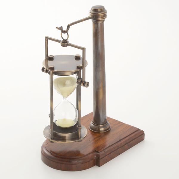 ▼時間：30分▼サイズ幅17cm 奥行13cm 高さ24.5cm■砂時計本体直径7.5cm　高さ13cm（引っ掛け部分込18cm）▼素材ローズウッド・金属・ガラス▼その他在庫切れの場合は次回入荷時期をお知らせいたします。キャンセルかご予約か...