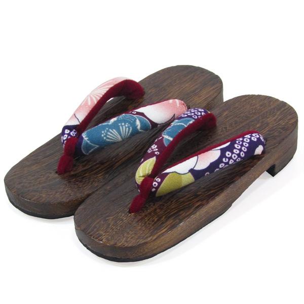 素材台：桐鼻緒/表：綿 裏：ポリエステルサイズ 約24cm　幅約8cm　ヒール高約4cm★適応サイズ 約23cm-約24.5cm和装用の場合、かかとから足が2cm位出ても問題はありません。★柄の位置は商品一点ごとに違いますので、写真とは異な...