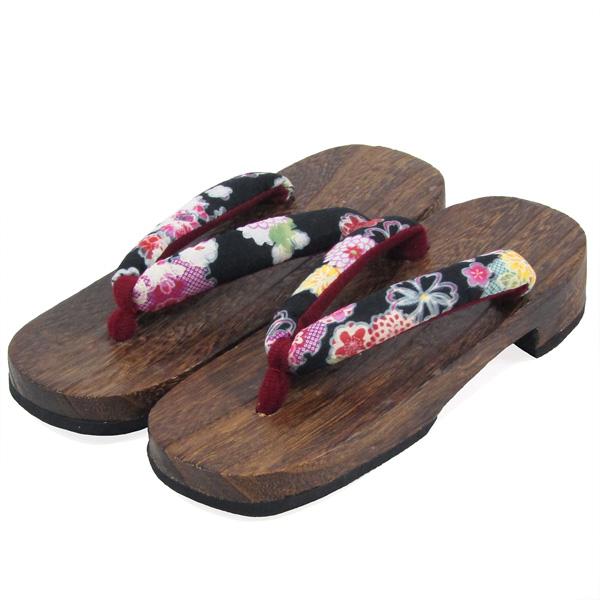 素材台：桐鼻緒/表：綿 裏：ポリエステルサイズ 約24cm　幅約8cm　ヒール高約4cm★適応サイズ 約23cm-約24.5cm和装用の場合、かかとから足が2cm位出ても問題はありません。★柄の位置は商品一点ごとに違いますので、写真とは異な...