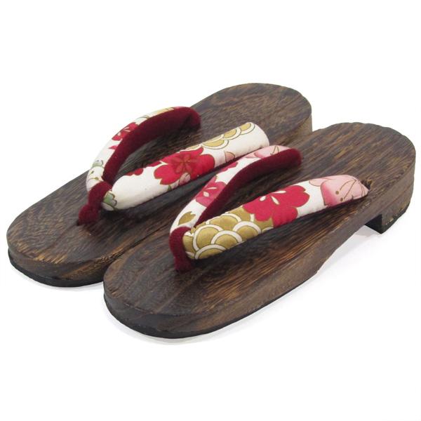 素材台：桐鼻緒/表：綿 裏：ポリエステルサイズ 約24cm　幅約8cm　ヒール高約4cm★適応サイズ 約23cm-約24.5cm和装用の場合、かかとから足が2cm位出ても問題はありません。★柄の位置は商品一点ごとに違いますので、写真とは異な...