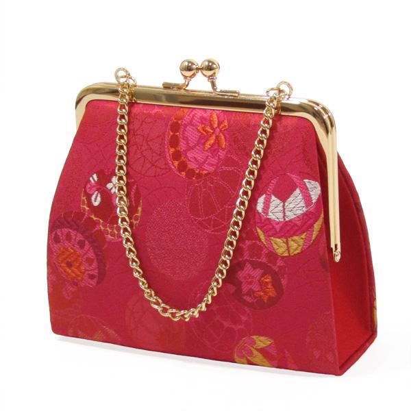 子供用の和装バッグです。サイズ高さ：約14cm　幅：約15.5cm　奥行(底)：約5cm★光の加減により写真の色と実際の商品の色が異なることがあります。