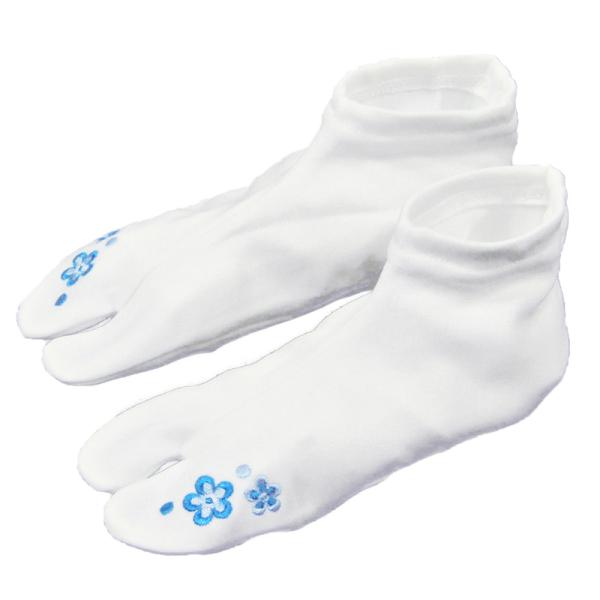 女の子向け刺繍入り足袋です。底面には滑り止めが付いています。素材生地：ナイロン１００％刺繍：レーヨン１００％