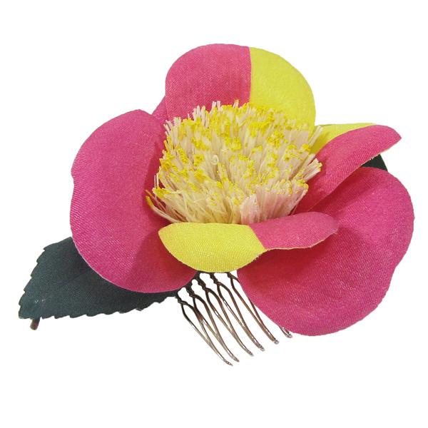 コームタイプの椿の髪飾りです。サイズ直径：約9cm、高さ：約4cm★光の加減により写真の色と実際の商品の色が異なることがあります。