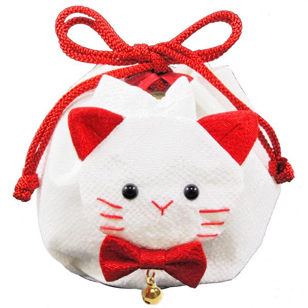 鈴付きサイズ：直径約12cm蝶ネクタイを付けた白猫のコロンと丸い子ども用巾着です。普段使いにもどうぞ。★手作りのため物によって顔のパーツ配置に多少の差異があります。★光の加減により写真の色と実際の商品の色が異なることがあります。