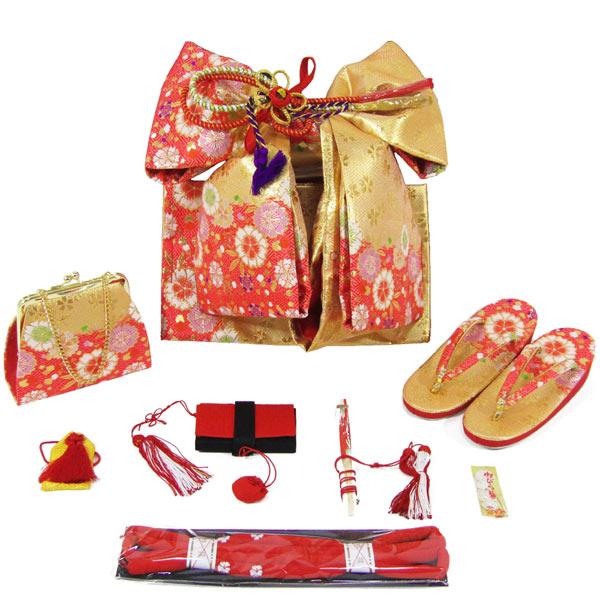 箱せこセットに同柄の結び帯を加えた８点セットです。金色×朱色生地素材 ポリエステル９５％ ナイロン：５％金属糸箔使用＜帯＞あらかじめ結んであるため、簡単に装着していただけます。サイズ７歳 縦：約35cm、横：約31cm、幅：約18cm５歳 ...