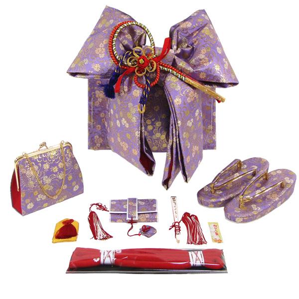 箱せこセットに同柄の結び帯を加えた８点セットです。藤色生地素材 ポリエステル９５％、ナイロン５％金属糸箔使用＜帯＞あらかじめ結んであるため、簡単に装着していただけます。サイズ７歳 縦：約31cm、横：約31cm、幅：約18cm５歳 縦：約3...