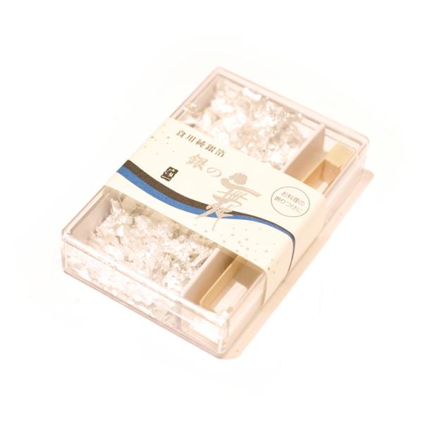 ｛商品仕様｝内容量：0.1g使用基準：本品はこんぶ類、食肉、線魚介類（鯨肉含む）、茶、豆類、野菜およびわかめ類には使用できません。保存方法：直射日光、高温多湿を避けて常温で保存して下さい。使用上の注意：銀箔は酸化しやすいため水周り・湿気の多...