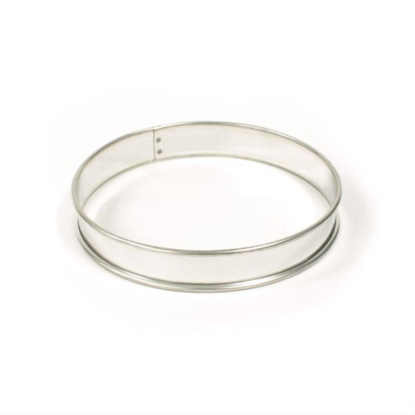 要空焼/熱伝導○/使い込むとほど型離良くなりサビにくくなりますサイズ（約）：140×高20mm素　材：ブリキ製造国：日本クッキー生地やパイ生地で作った器にクリームやソースを詰めフルーツなどで飾り付けた定番のお菓子。タルトレットは小さなタルト...