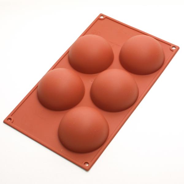 ｛ご購入前のご注意｝使い初めはぬるま湯につけ中性洗剤で洗い、十分すすいでから乾燥させて下さい。表面に必ず油脂を塗ってからご利用ください。直火には使用できませんのでご注意ください。型内で直に切り分けたり、取り出しに刃物を使用しないで下さい。使...